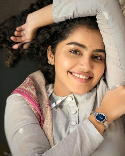 Anupama Parameswaran Latest Hot HD Phone Wallpapers | OyePhoto