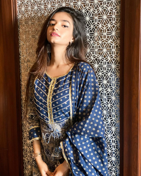 Beautiful Anushka Sen Full HD Wallpaper Pic | OyePhoto