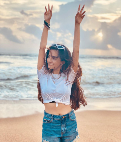 Beautiful Anushka Sen Wallpaper For Mobile Pic | OyePhoto