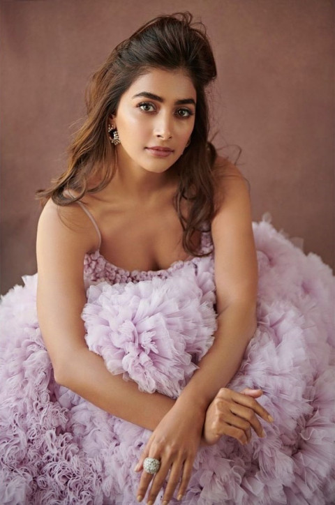 Beautiful Pooja Hegde Face Images Pictures For WhatsApp DP | OyePhoto