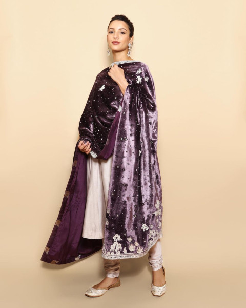 Cute Tripti Dimri Hot HD Photos With Black Dress Wallpapers Free | OyePhoto