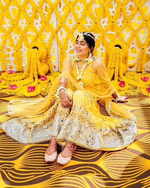 Haldi Photoshoot Girl PICTURES For Pre Wedding Wallpapers | OyePhoto