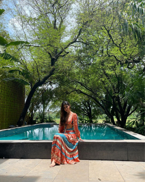 Mouni Roy HD Wallpapers Images Photos Download | OyePhoto