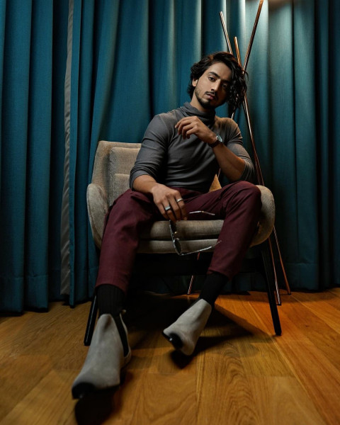 Mr Faisu Team 07 Handsome look Wallpaper Dp Pic | OyePhoto