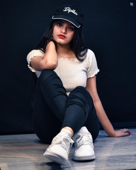 Sitting Cute Dipika Rana Pic Tik Tok Star Wallpaper | OyePhoto
