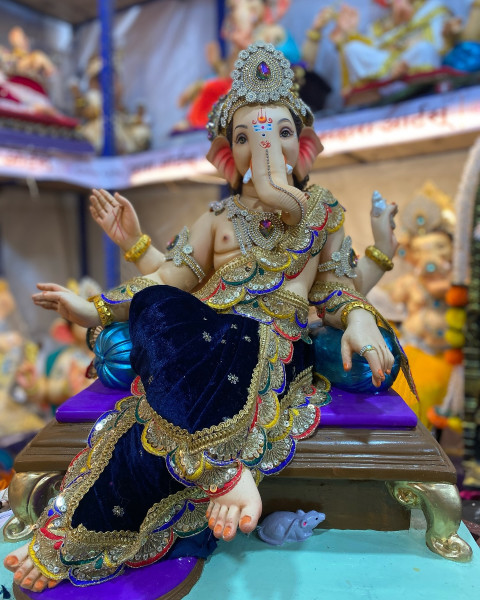 Sitting Ganpati Bappa Statue Wallpaper Free Images | OyePhoto