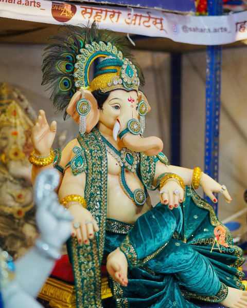 Sitting Ganpati Bappa Statue Wallpaper Free Images | OyePhoto