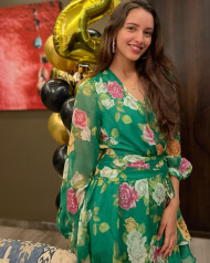 Cute Tripti Dimri HD Photos New Wallpapers For Mobile WhatsApp DP ...