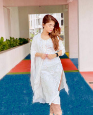 Standing Arishfa Khan Indian Model Pics | OyePhoto